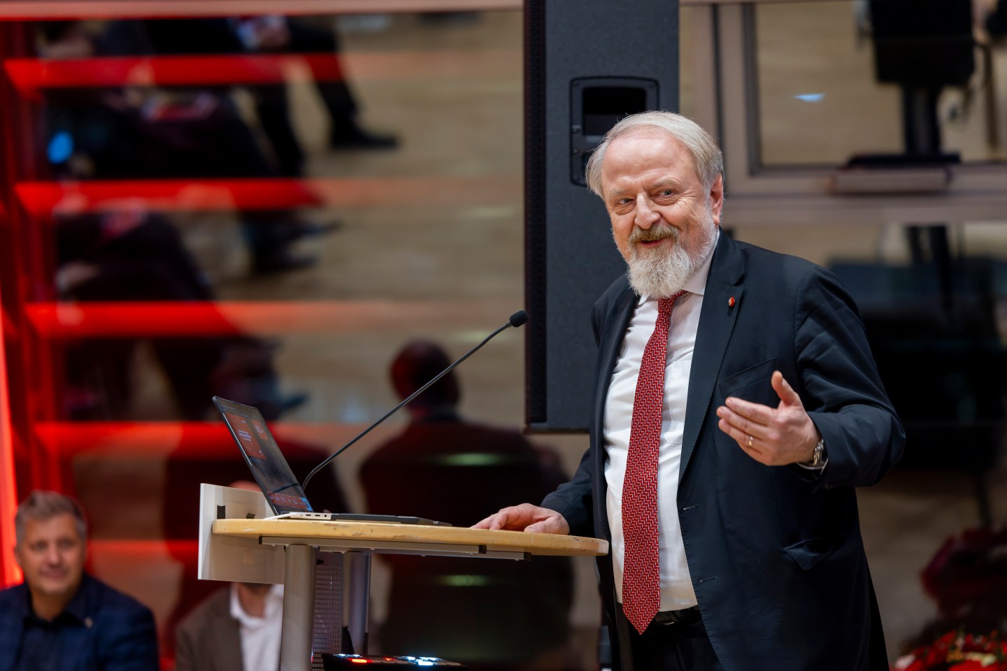15. November 2025: Bildungsvorsitzender Gerhard Schmid dankt Ernst ...
