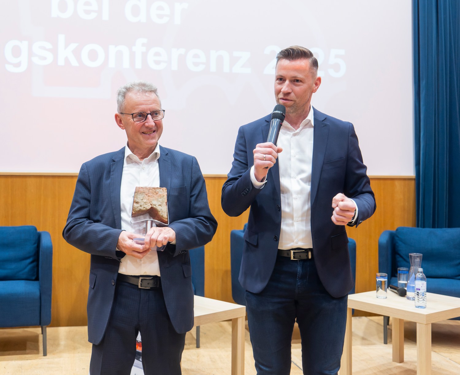 15. November 2025: Bildungsvorsitzender Gerhard Schmid dankt Ernst ...