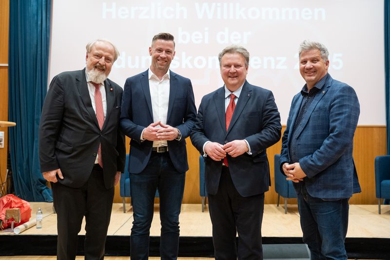 15. November 2025: Bildungsvorsitzender Gerhard Schmid dankt Ernst ...